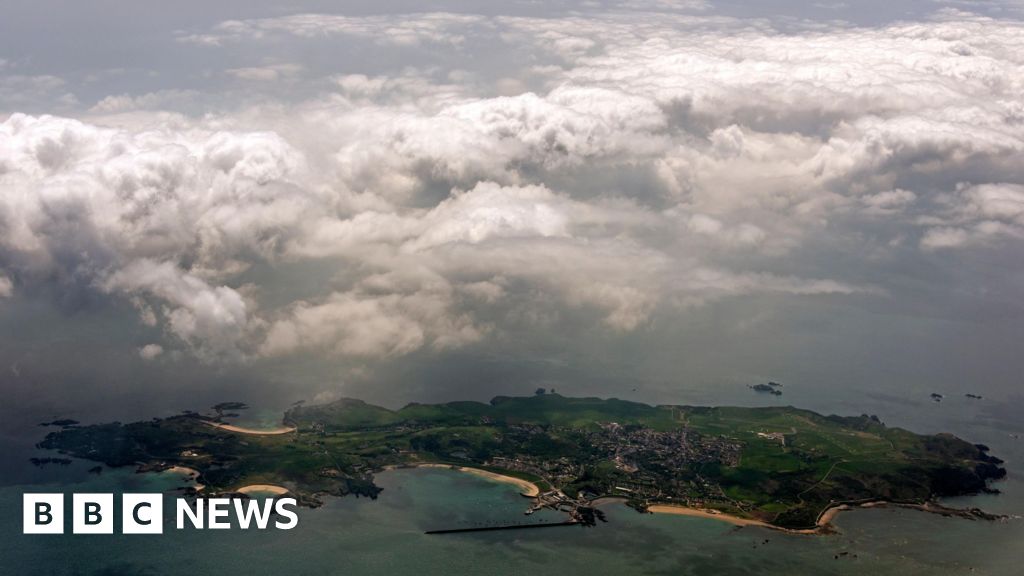 Environmentalist Professor Chris Baines visits Alderney - BBC News