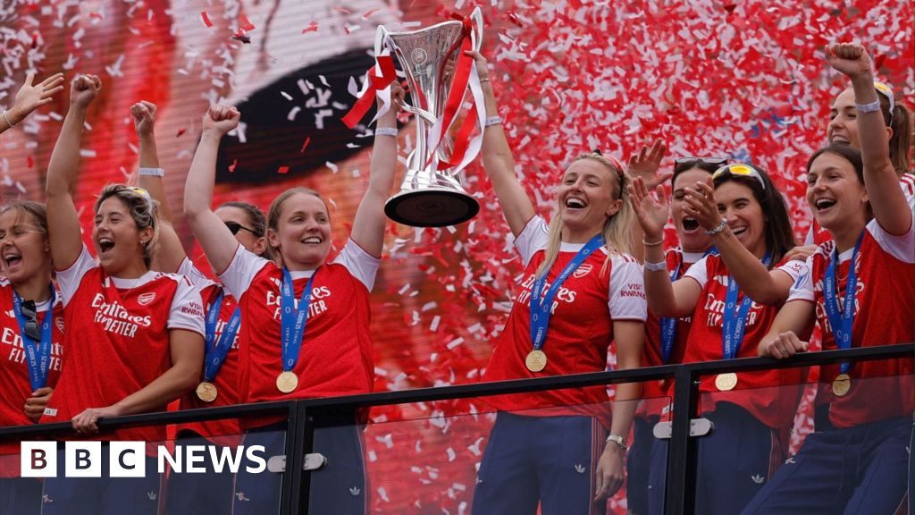 Arsenal celebrate Champions League win with fans - BBC News