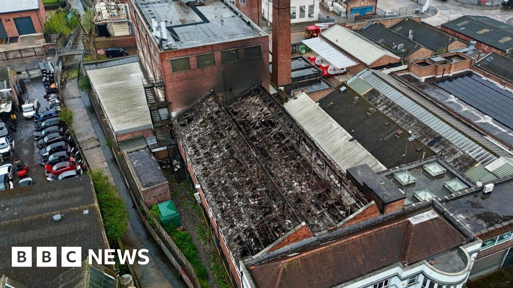 Fire rips through roof of industrial building in Leicester - BBC News