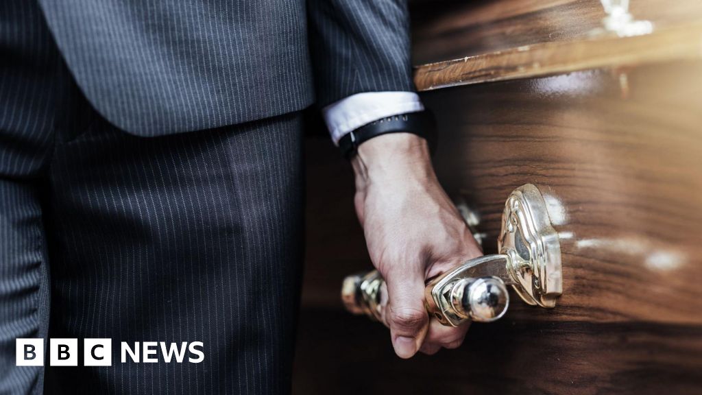 Mourners targeted in Facebook funeral scams - BBC News