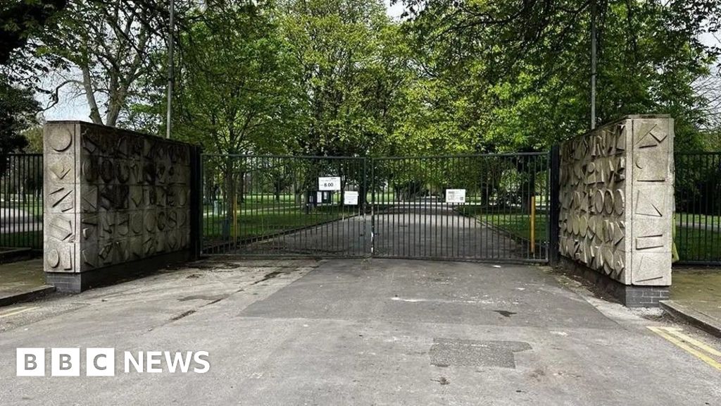 Gates in Hull's East Park reopen after years - then close again
