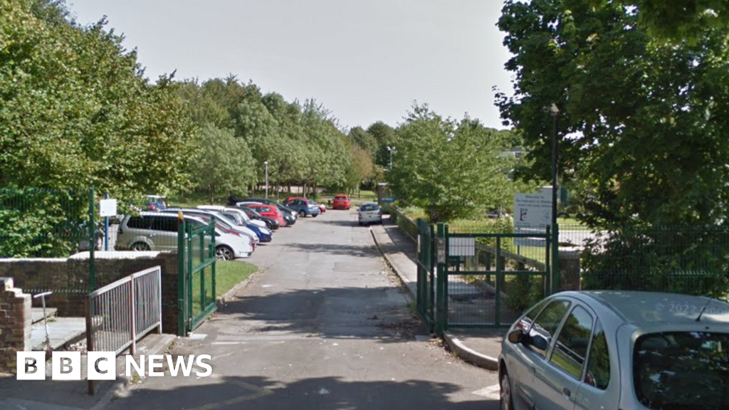 Hampshire: Winklebury Infant School set to lower age range - BBC News