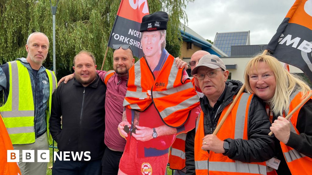 Hull lifeguards on strike over 'unsafe' off-site breaks - BBC News