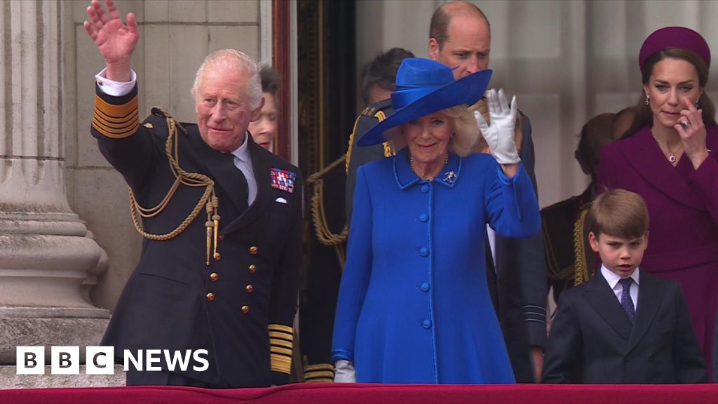 Royal Family appears on Buckingham Palace balcony - BBC News