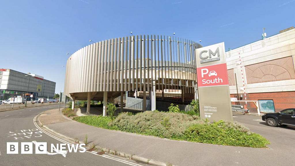 Crawley shopping centre gets new parking system - BBC News