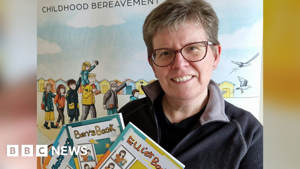The Norfolk author helping 'forgotten mourners' navigate grief - BBC News