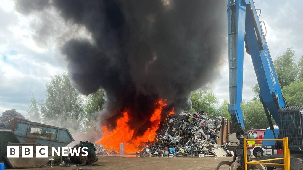 Firefighters tackle large blaze at Hitchin recycling centre - BBC News
