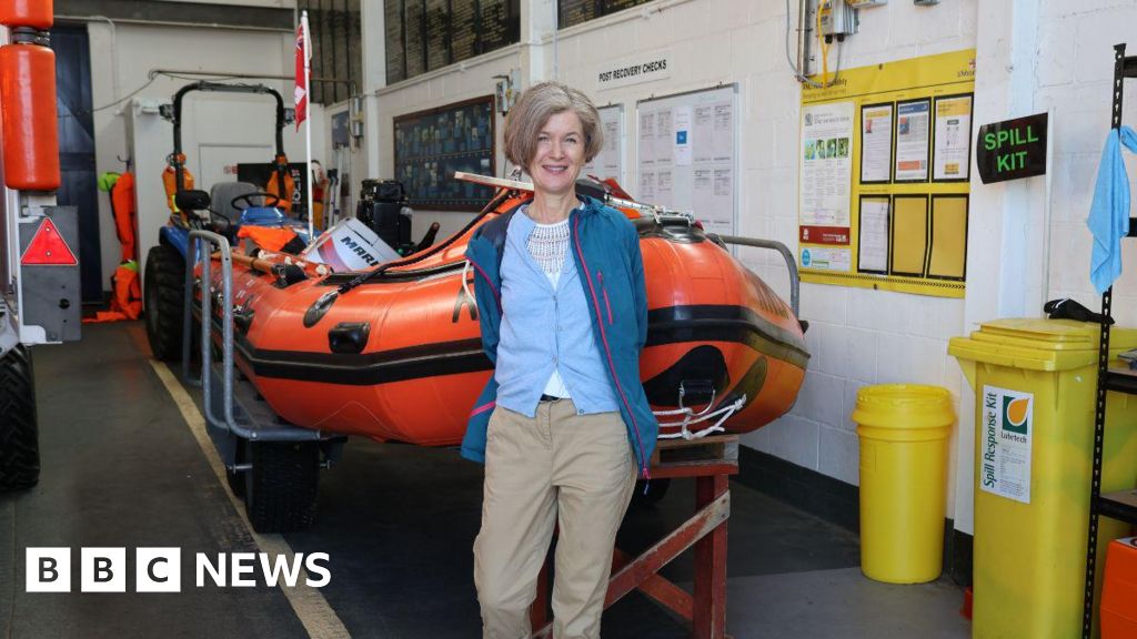 Margate: Mum praises RNLI for saving her and and her son - BBC News