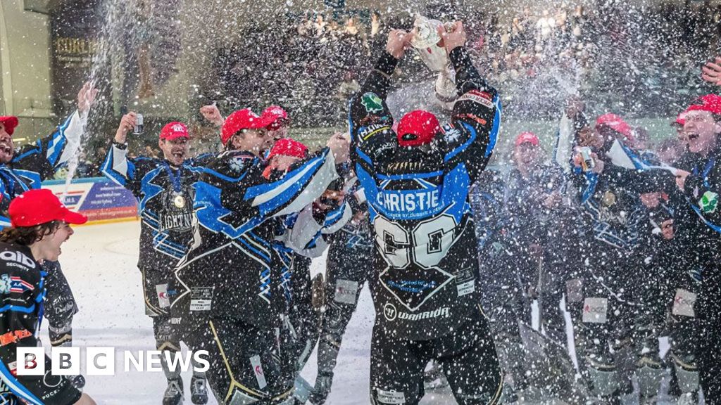 Milton Keynes ice hockey team crowned NIHL Cup winners - BBC News