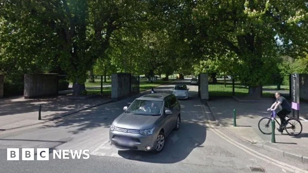 Hull: Reopening of park gates for cars approved by city council - BBC News