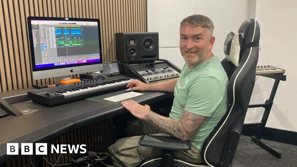 Sheffield DJ launches free mixing courses for unemployed - BBC News