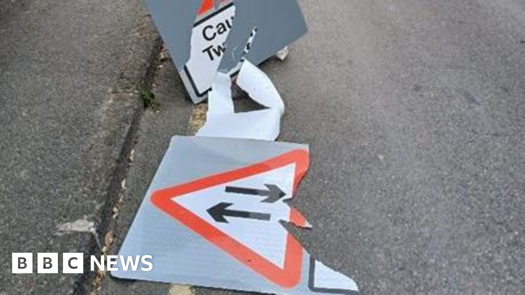 Accidents warning after Jersey road signs damaged - BBC News