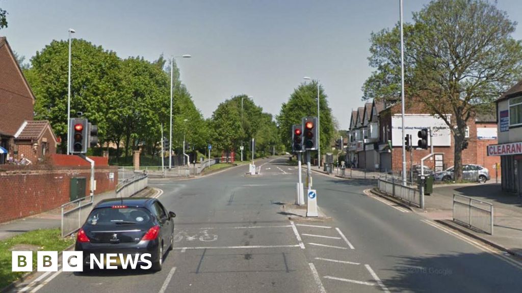 Leeds shooting: Teenager held in attempted murder inquiry - BBC News