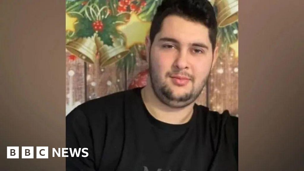 Salisbury: Maurice Jones jailed for killing father pushing buggy - BBC News