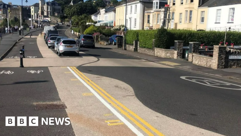 Clevedon: Residents get first look at 'wiggly lines' change - BBC News