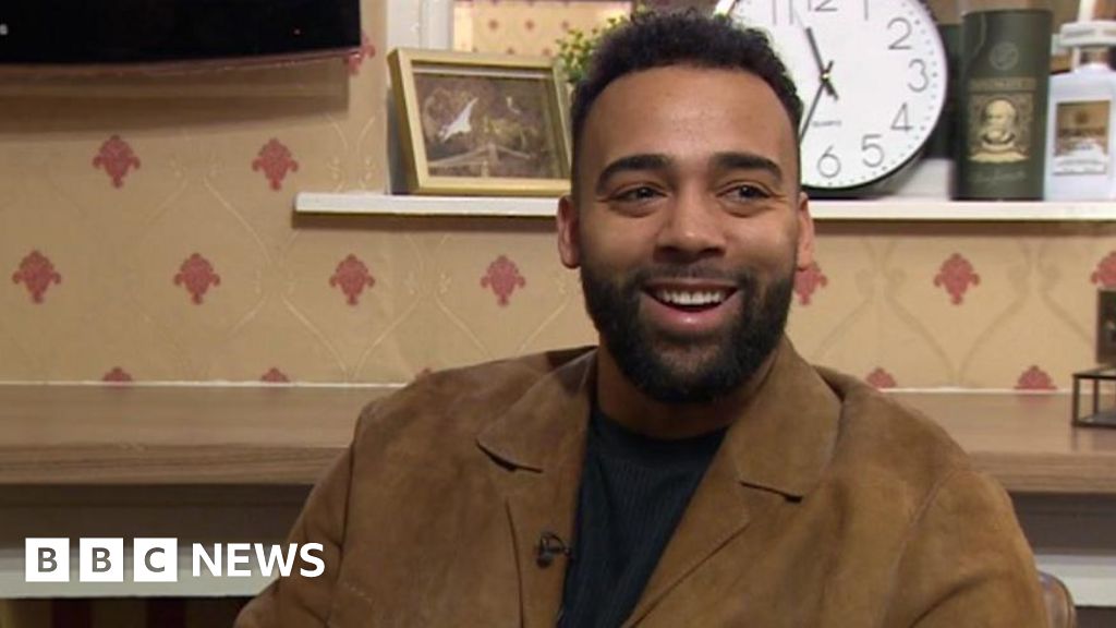 Bristol actor's hope of inspiring others into theatre - BBC News