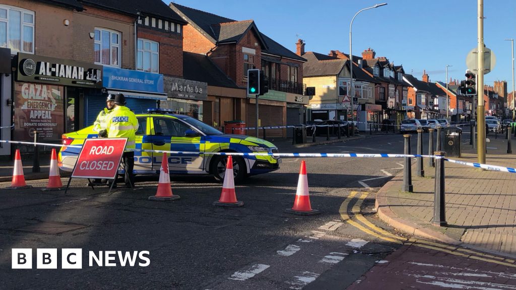 Evington Road: Twelfth arrest after two men shot in Leicester street - BBC News