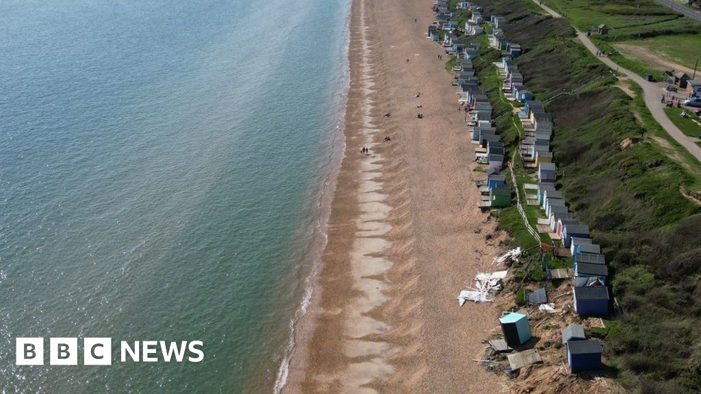Milford on Sea: Removal of storm-damaged beach huts begins - BBC News