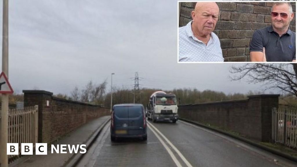 Halton: Bridge closure, bus axe and detour maroon villagers - BBC News