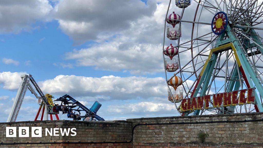 'Full investigation' into Skegness pleasure ride rescue - BBC News