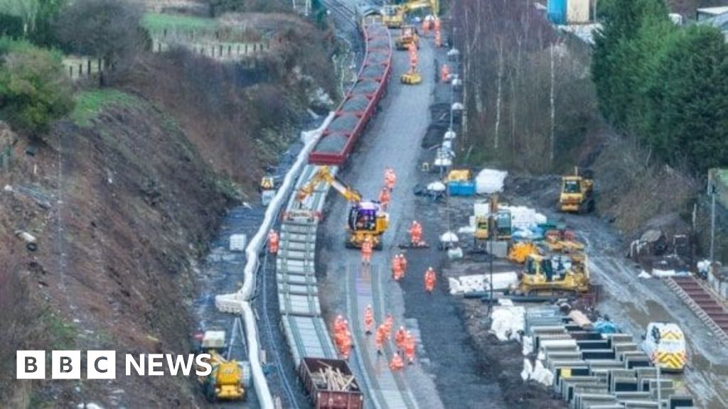 Transpennine Route Upgrade: Temporary changes for a month - BBC News