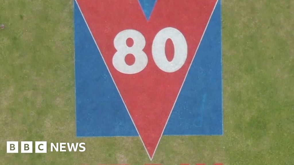 Giant VE Day logo displayed in Henley park - BBC News