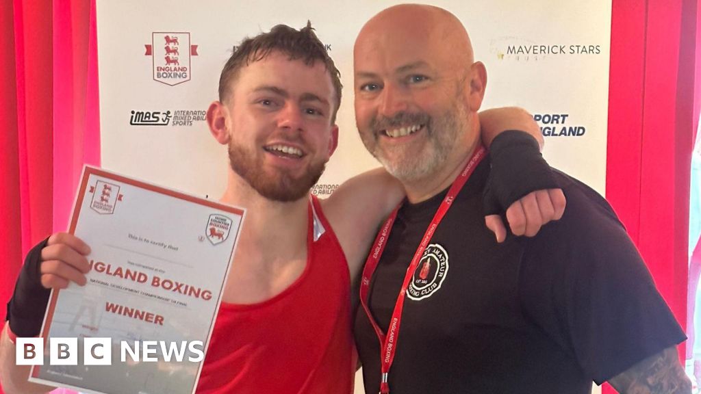 Reading boxer wins first match after stem cell transplant - BBC News