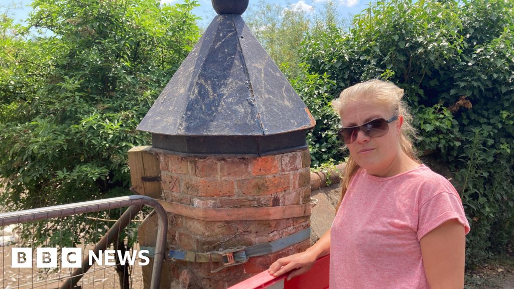 Hadleigh's Toppesfield Bridge still not repaired after a year - BBC News