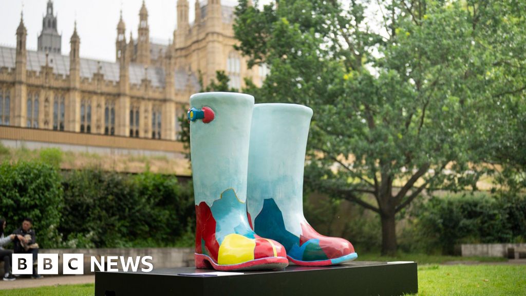 Sculptures of iconic London items unveiled in new art trail - BBC News