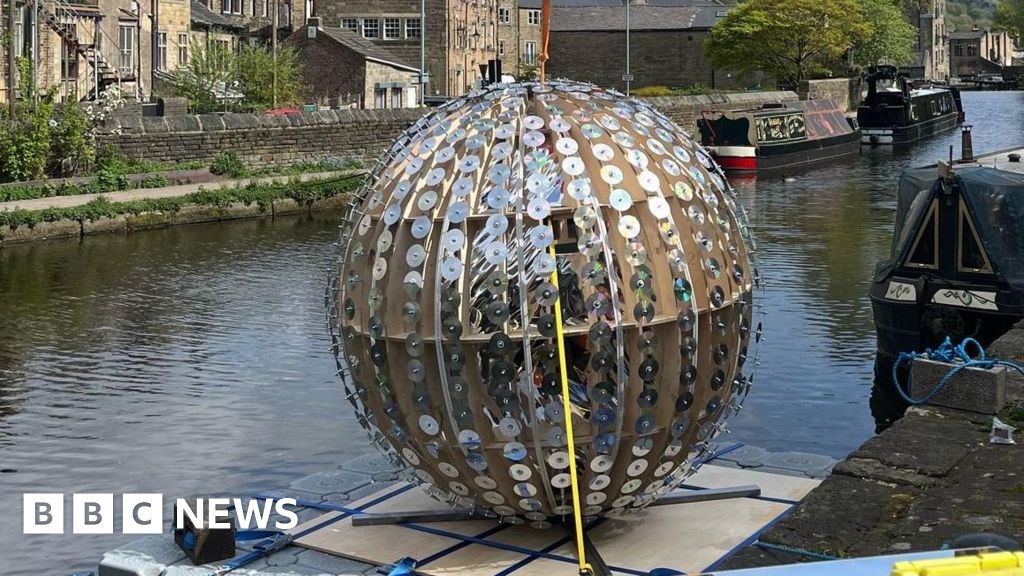 'UFO' and light shows bring CultureDale festival to a close - BBC News