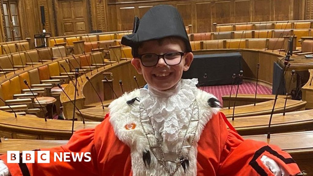 Voting opens for next Leeds children's mayor - BBC News