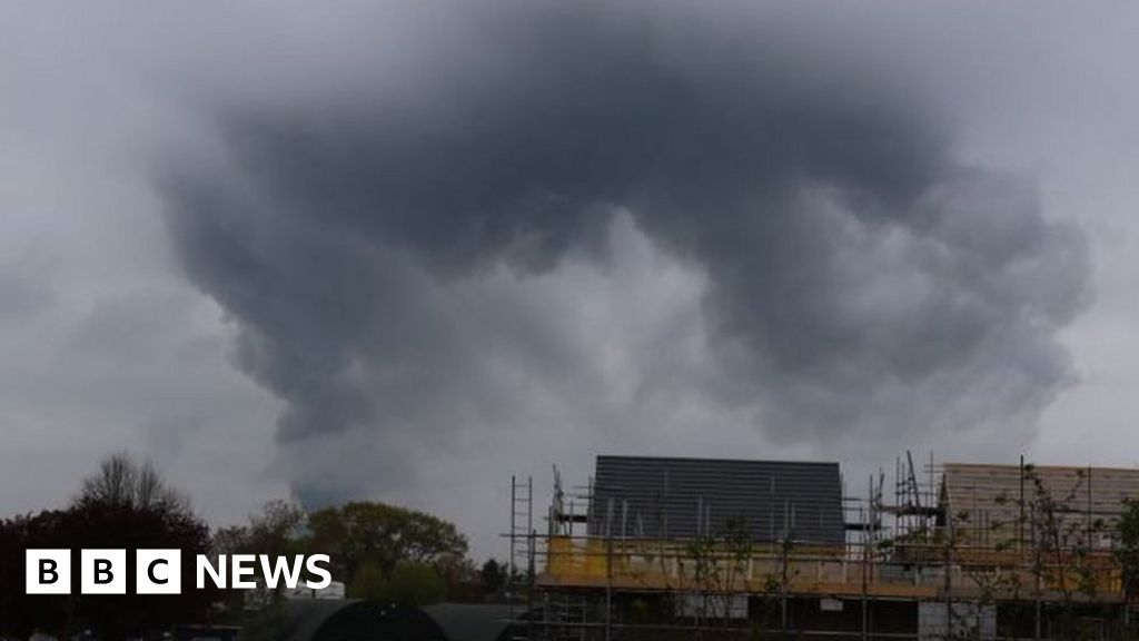 Worcester industrial estate fire 'major incident' - BBC News