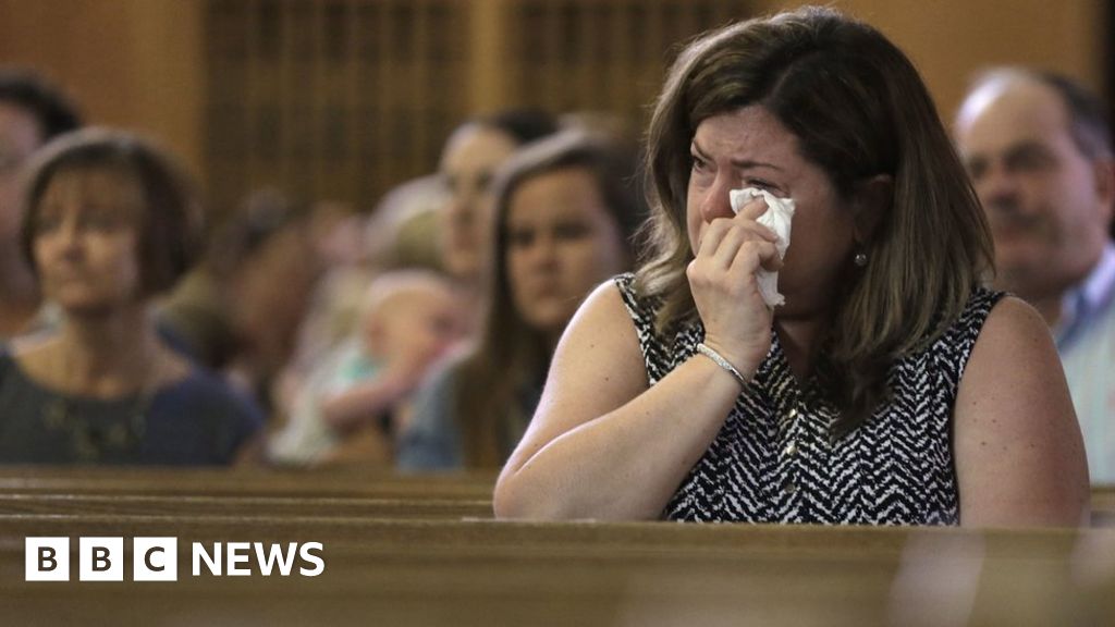 Tearful end to 11-year US church protest - BBC News