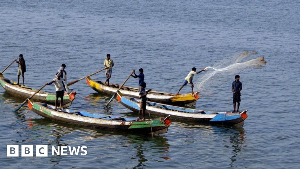 India Andhra Pradesh boat capsize: Several feared drowned - BBC News