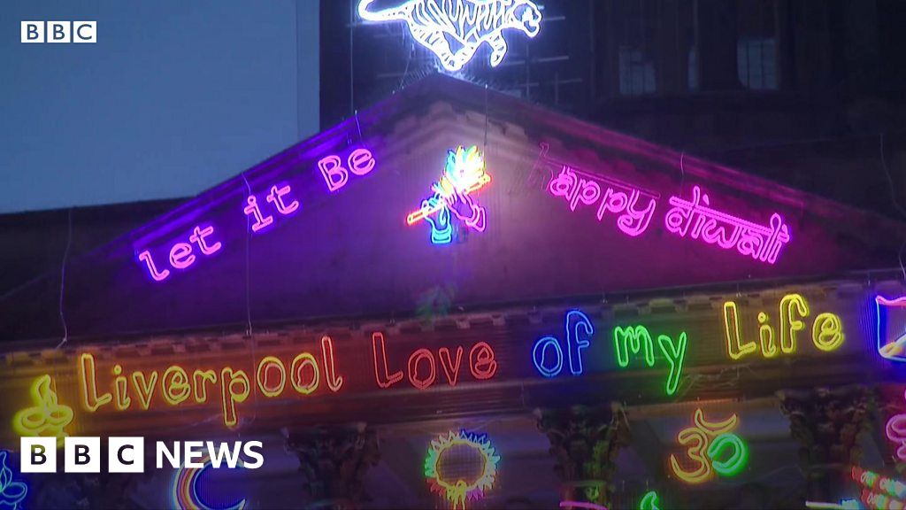 River of Light: Liverpool waterfront light show 'wakes up city' - BBC News