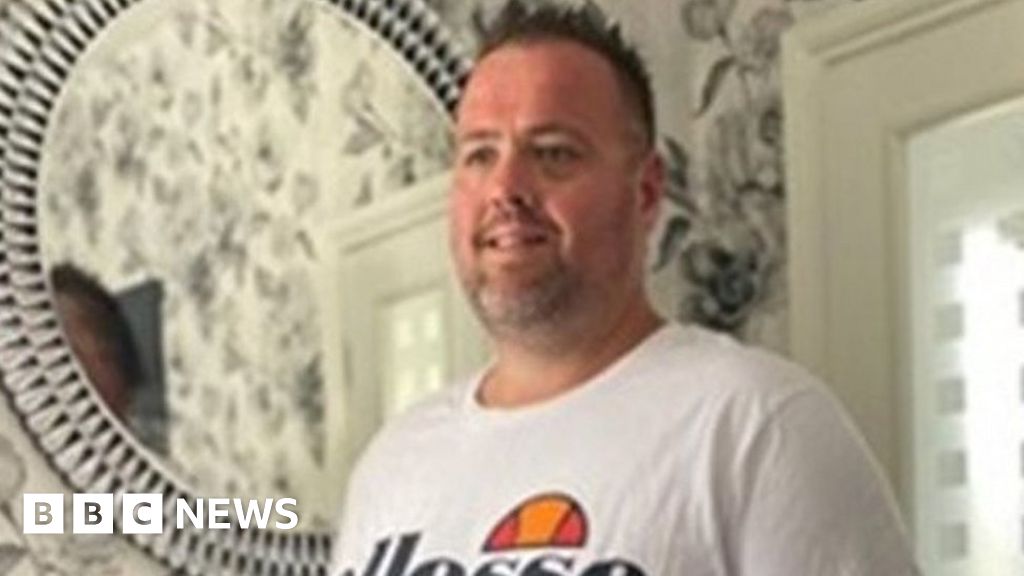 Motorcyclist Gary Simpson dies in Halesowen crash - BBC News