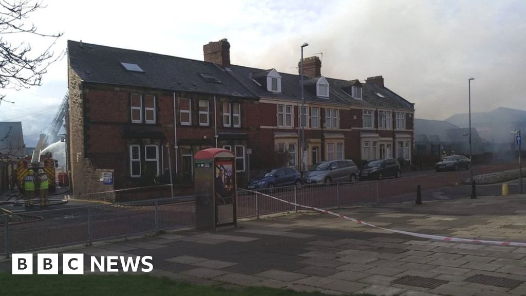 Gateshead fire tackled by dozens of firefighters - BBC News