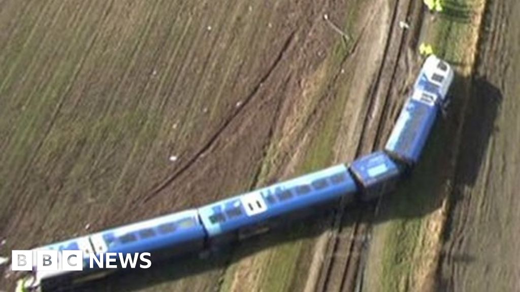 Dutch rail driver killed in crane crash at Dalfsen - BBC News