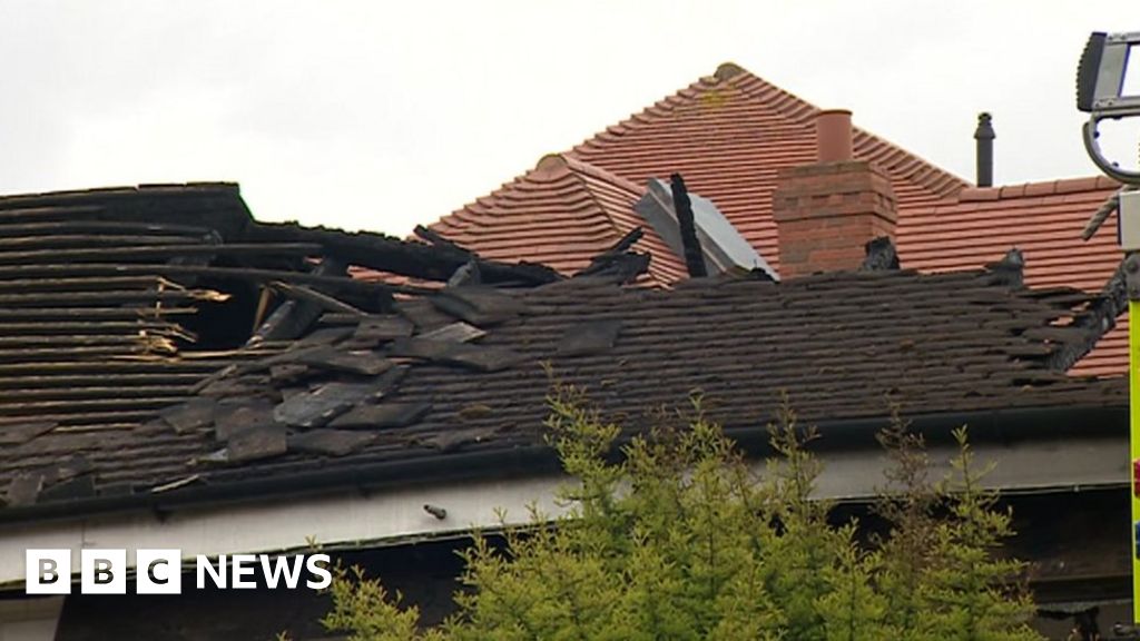 Residents rescued from Tamworth care home fire - BBC News