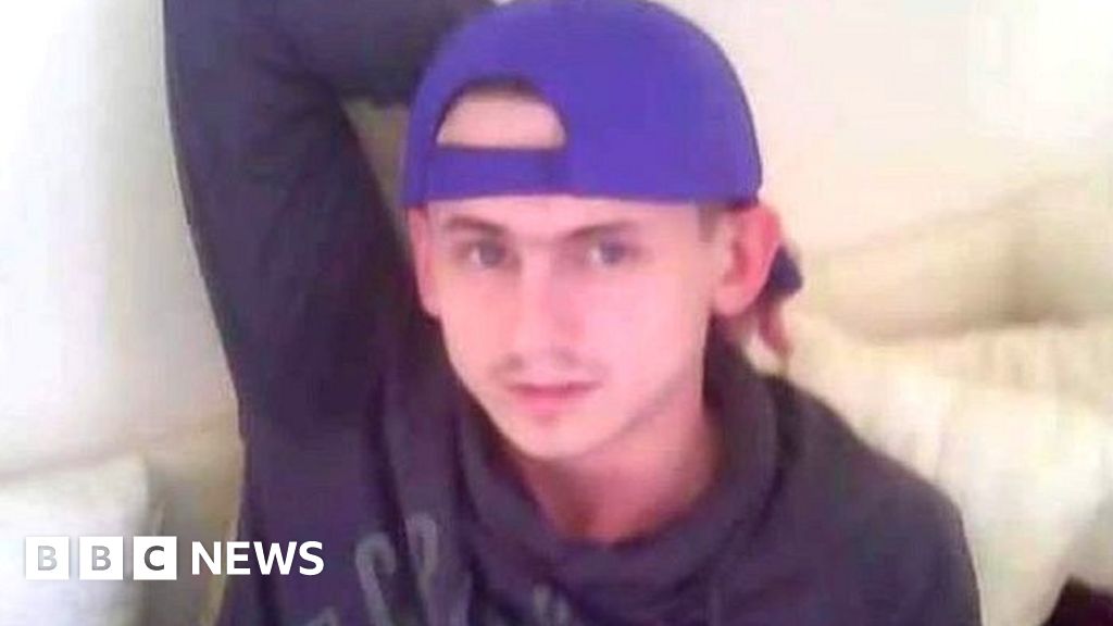 Fisherman Mark Elder paid ultimate price at sea, says sister - BBC News