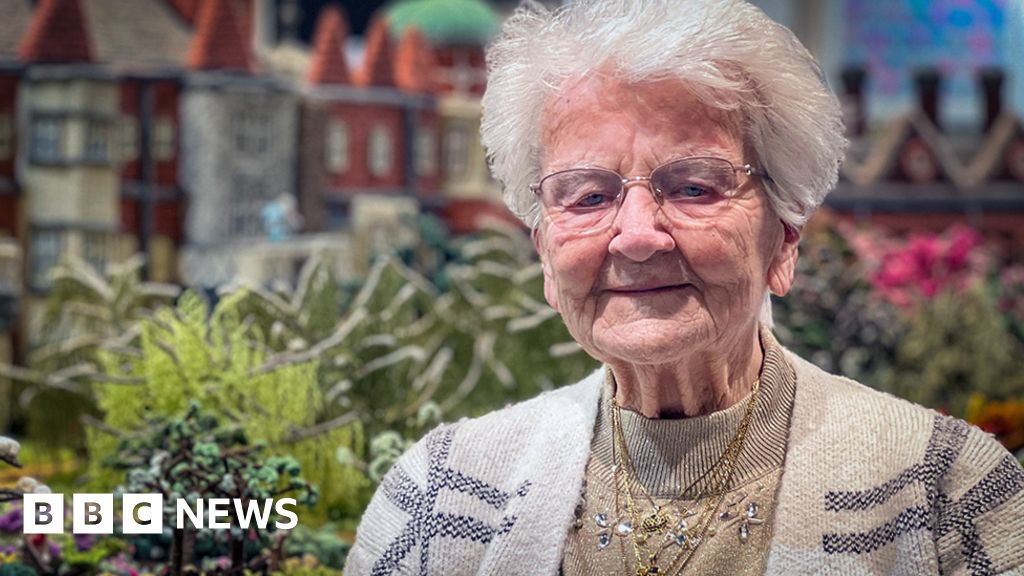 Knitter Margaret Seaman, 94, showcases royal landmark tributes in final ...