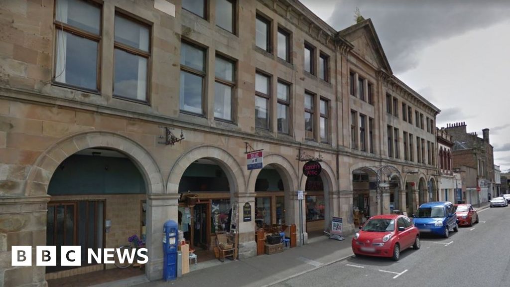 Man in hospital after flat fire in Perth - BBC News