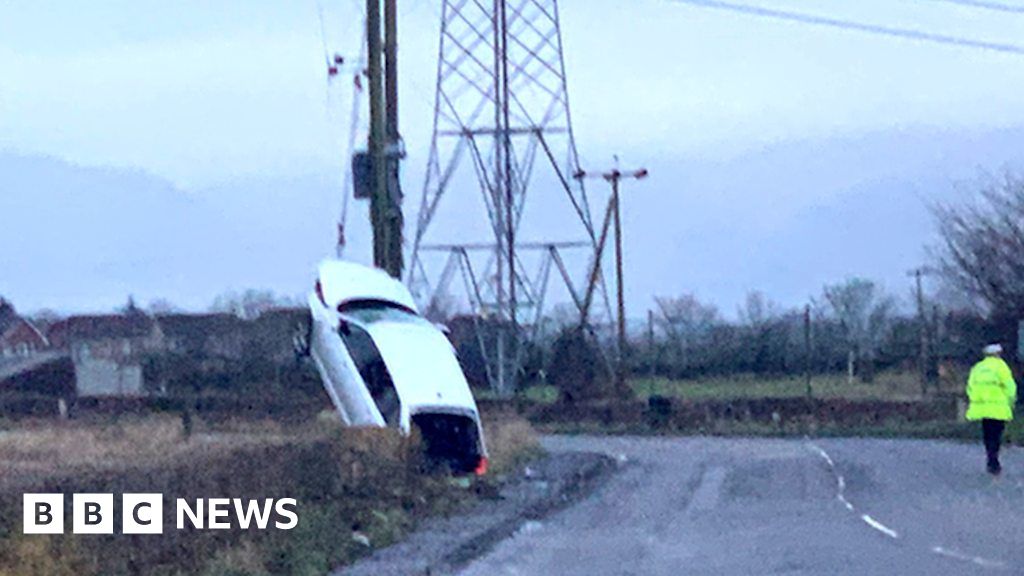 Car pylon smash knocks out power to Falkirk villages - BBC News