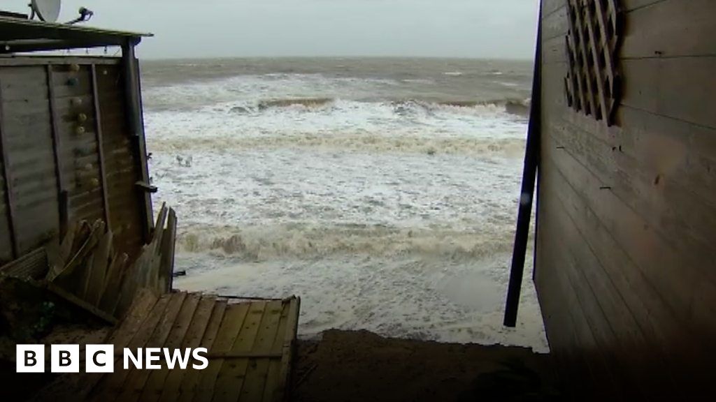 Hemsby cliff erosion leaves seven homes in danger - BBC News