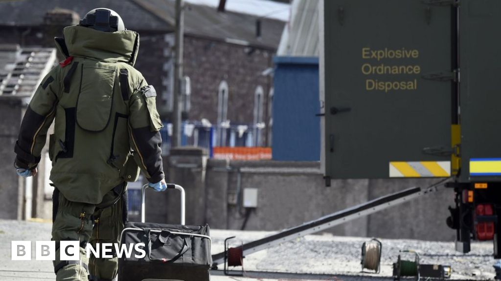 Jenkinstown: Suspected bomb parts found near Irish border - BBC News
