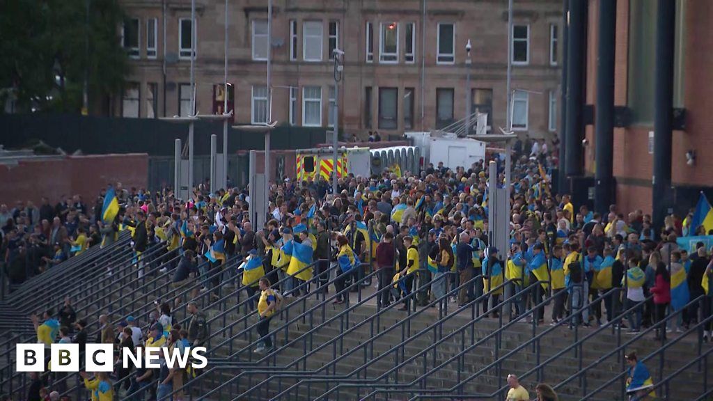 Ukraine and Scotland fans clap for each other - BBC News