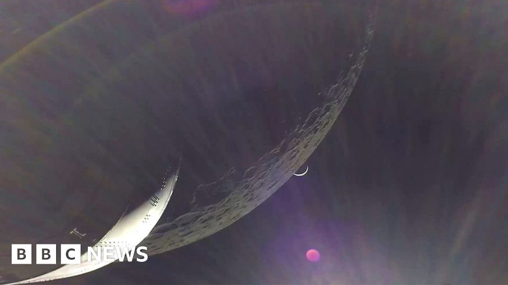 Nasa's Orion capsule records its own 'Earthrise' - BBC News