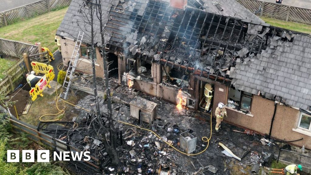Halifax: Homes evacuated after gas explosion - BBC News