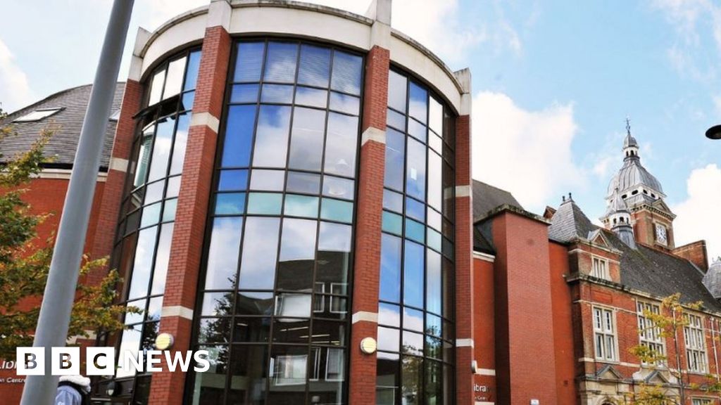 Swindon libraries to be used as council service hubs - BBC News