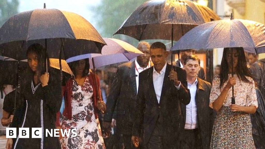 Barack Obama in Cuba at start of historic visit - BBC News